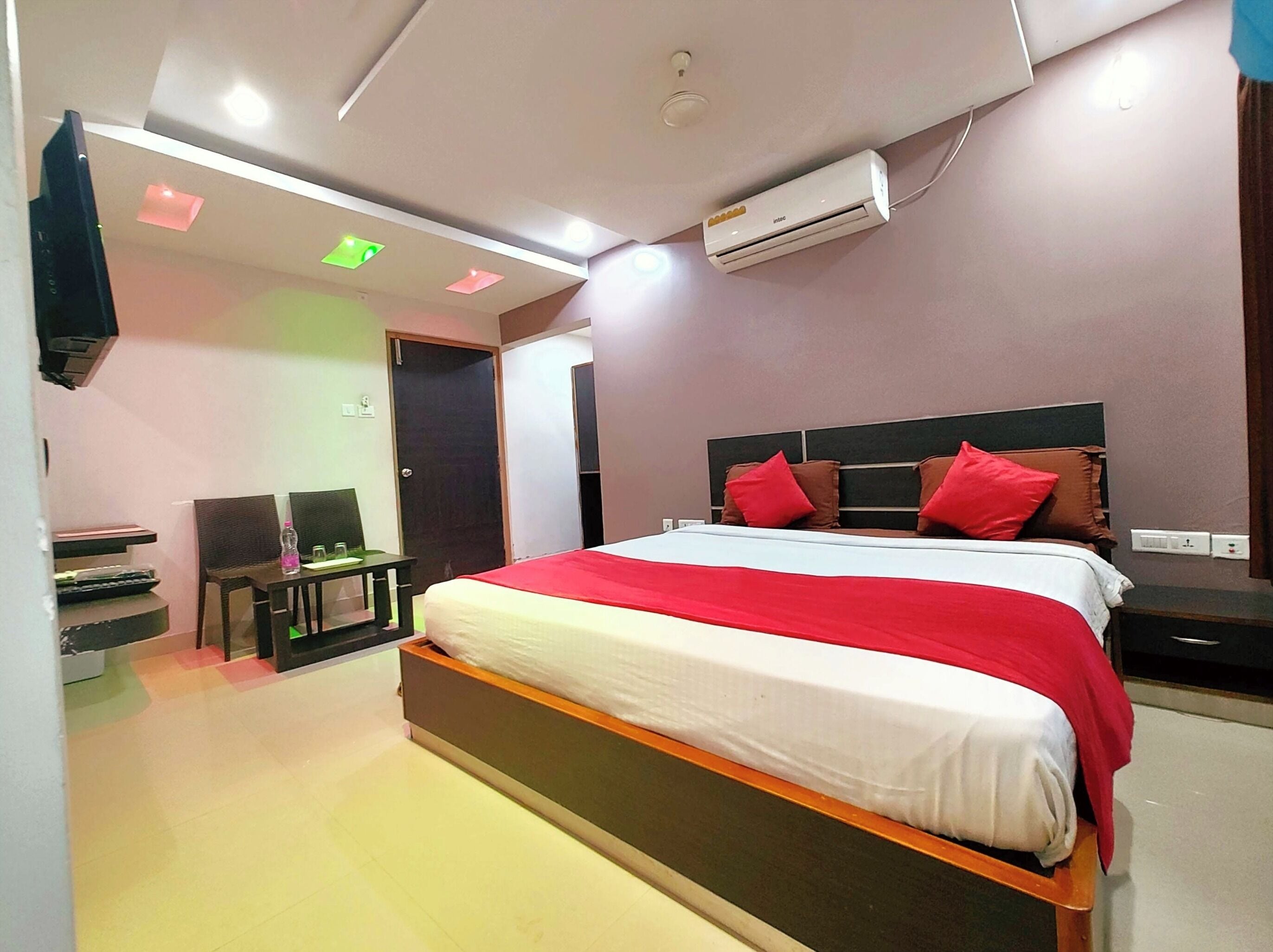 Roupas de cama antialérgicas, escrivaninha, quartos à prova de som