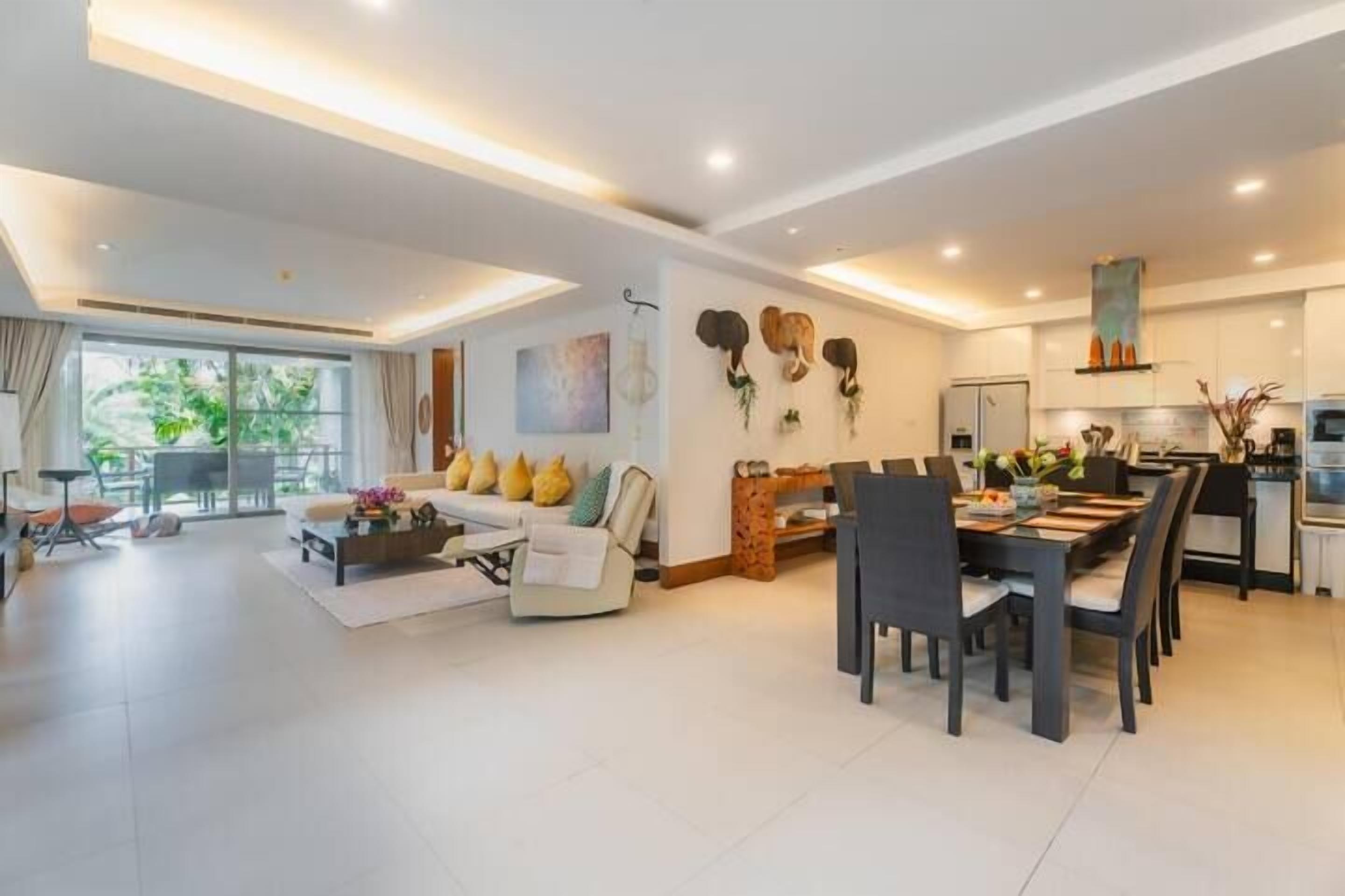 Apartamento Deluxe (3 Bedrooms) | Cozinha privada | Um micro-ondas, um forno, uma cadeira de bebé 