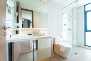 Apartamento luxo (2 Bedrooms) | Banheiro | Chuveiro, toalhas de banho, sabonete, shampoo
