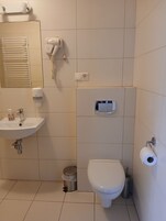 Quarto Twin Básico, Vista para a cidade | Casa de banho