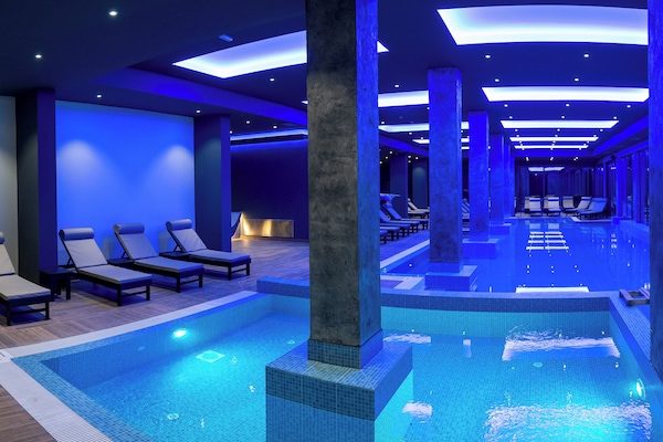 Piscina interior, piscina exterior, guarda-sóis, espreguiçadeiras