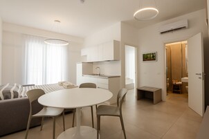 Apartamento Deluxe, pátio, Vista para a cidade | Sala de estar | TV de ecrã plano 