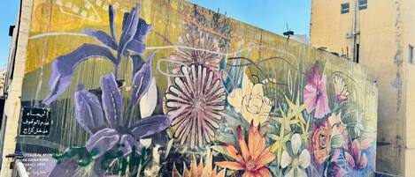Um mural colorido com desenhos florais numa parede.