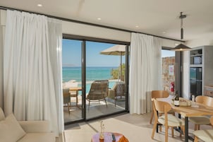 Seafront One Bedroom Cave Suite with Private Pool | Sala de estar | Smart TV