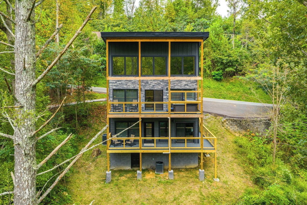 Pool Table & Hot Tub! Home 1 Mi To Gsm Nat'l Park - Gatlinburg, TN