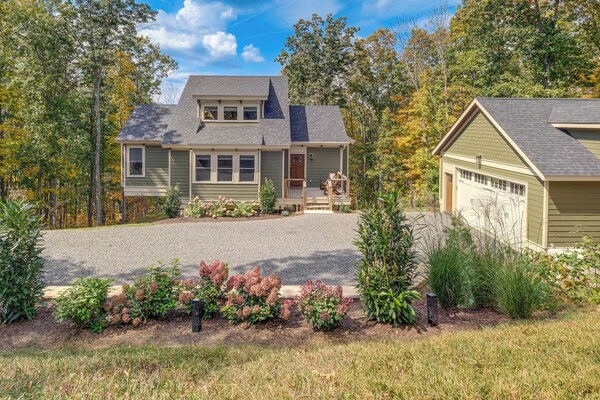 Mtn Views & Spacious Deck! Modern Caldwell Getaway - White Sulphur Springs, WV