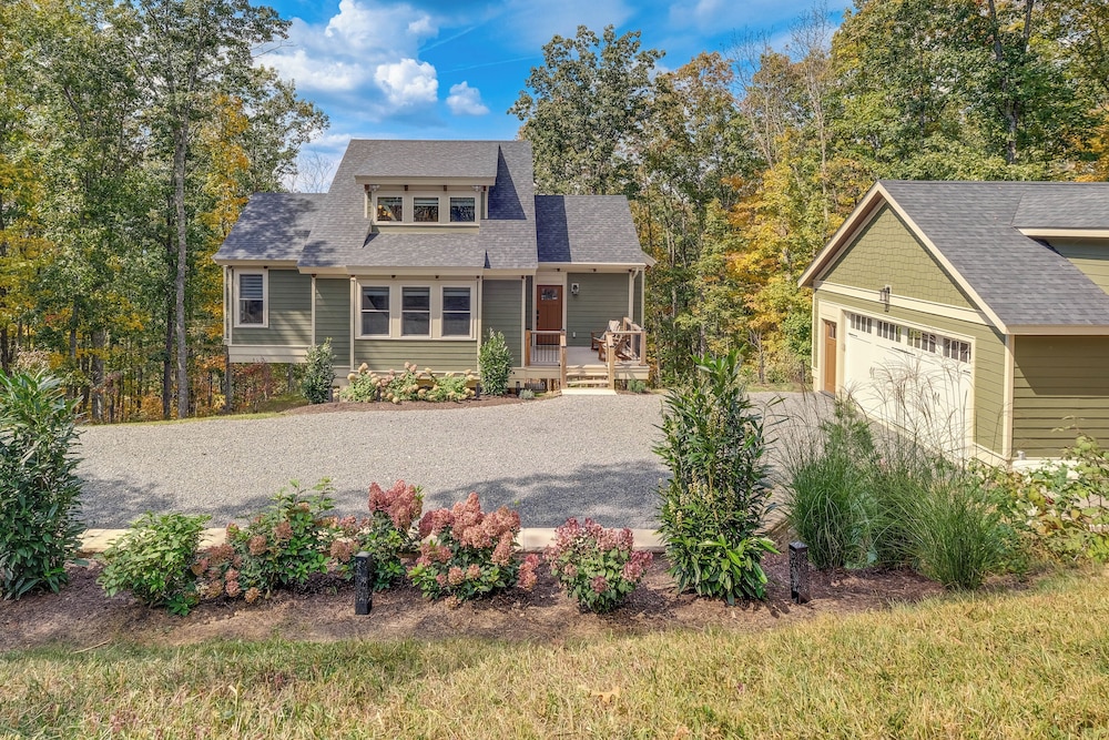 Mtn Views & Spacious Deck! Modern Caldwell Getaway - White Sulphur Springs, WV