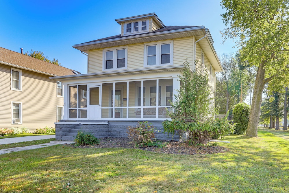 Walk To Port Clinton Lighthouse: Home W/ Deck! - Put-in-Bay, OH