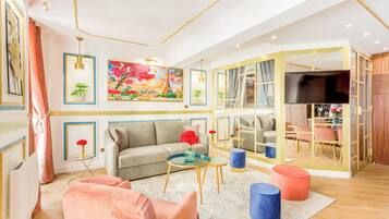 Apartamento, vista para a cidade | Área de estar | Smart TV 43 polegadas com canais a cabo, Netflix, serviços de streaming