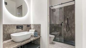 Apartamento Básico, 1 cama queen-size e sofá-cama, varanda | Casa de banho | Um polibã, um secador de cabelo, toalhas fornecidas, sabão