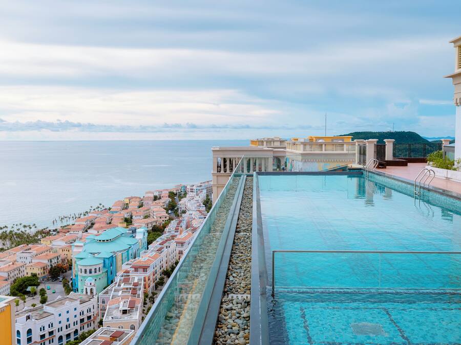 Piscina exterior, guarda-sóis, espreguiçadeiras