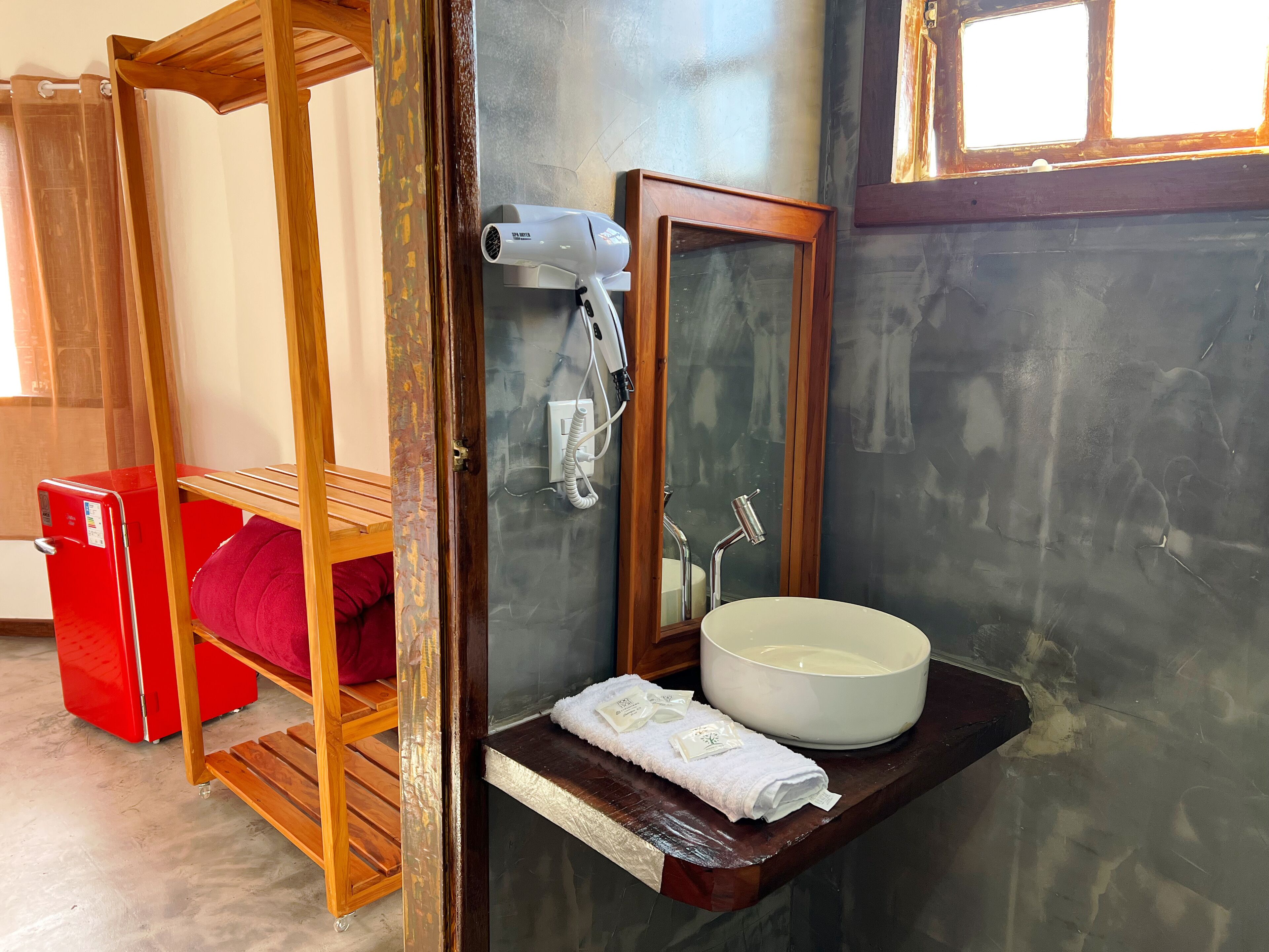 Chalé Comfort, varanda, vista para o jardim | Casa de banho | Artigos de higiene pessoal grátis, um secador de cabelo 