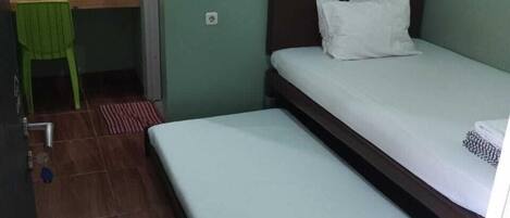 Quarto Comfort, vista para o pátio | Secretária, secretária adequada para computadores portáteis