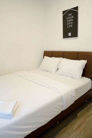 Quarto Comfort, vista para o pátio | Secretária, secretária adequada para computadores portáteis