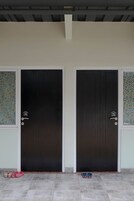 Quarto Comfort, vista para o pátio | Secretária, secretária adequada para computadores portáteis 