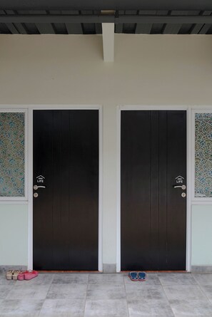 Quarto Comfort, vista para o pátio | Secretária, secretária adequada para computadores portáteis