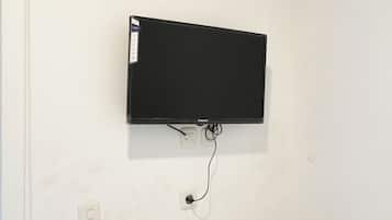 Quarto Comfort, vista para o pátio | Secretária, secretária adequada para computadores portáteis