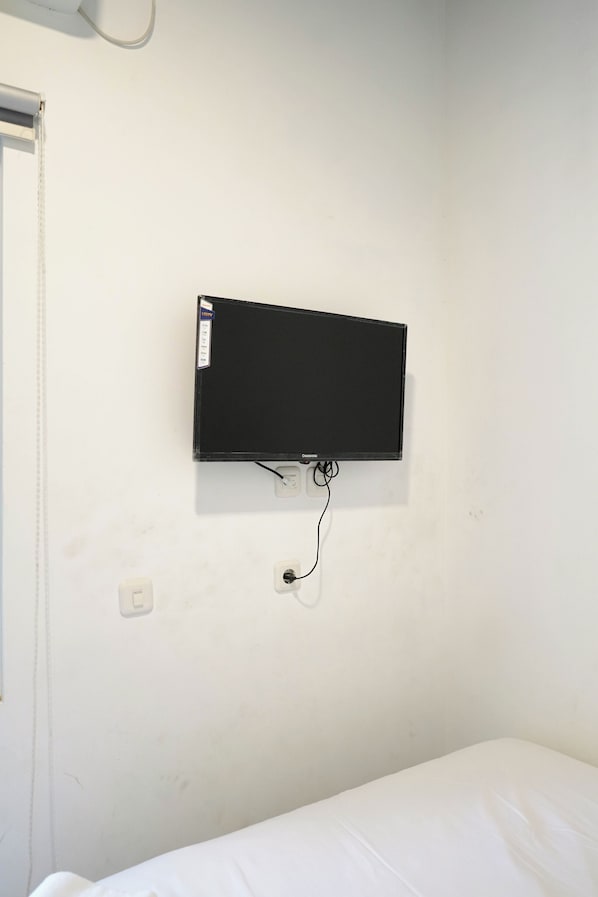 Quarto Comfort, vista para o pátio | Secretária, secretária adequada para computadores portáteis