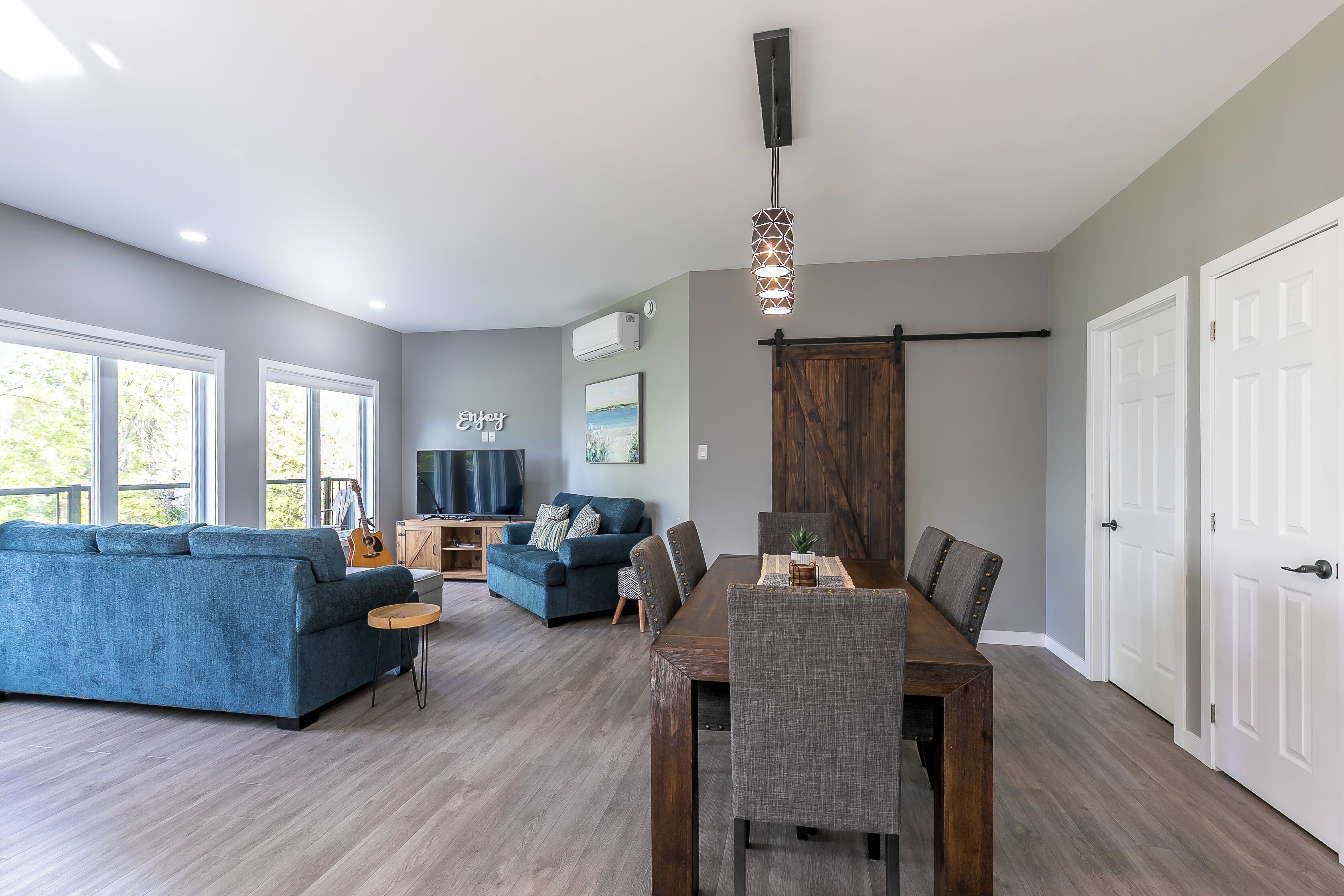 Modern Lakefront Chalet With Games Room, Gym, Wrap Around Balcony & Scenic Views - Quebec