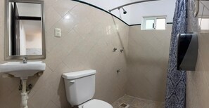 Quarto Duplo, 2 camas queen-size | Casa de banho | Uma combinação polibã/banheira, toalhas fornecidas, sabão, champô