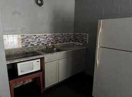 Um frigorífico, um micro-ondas, uma placa de cozinha 