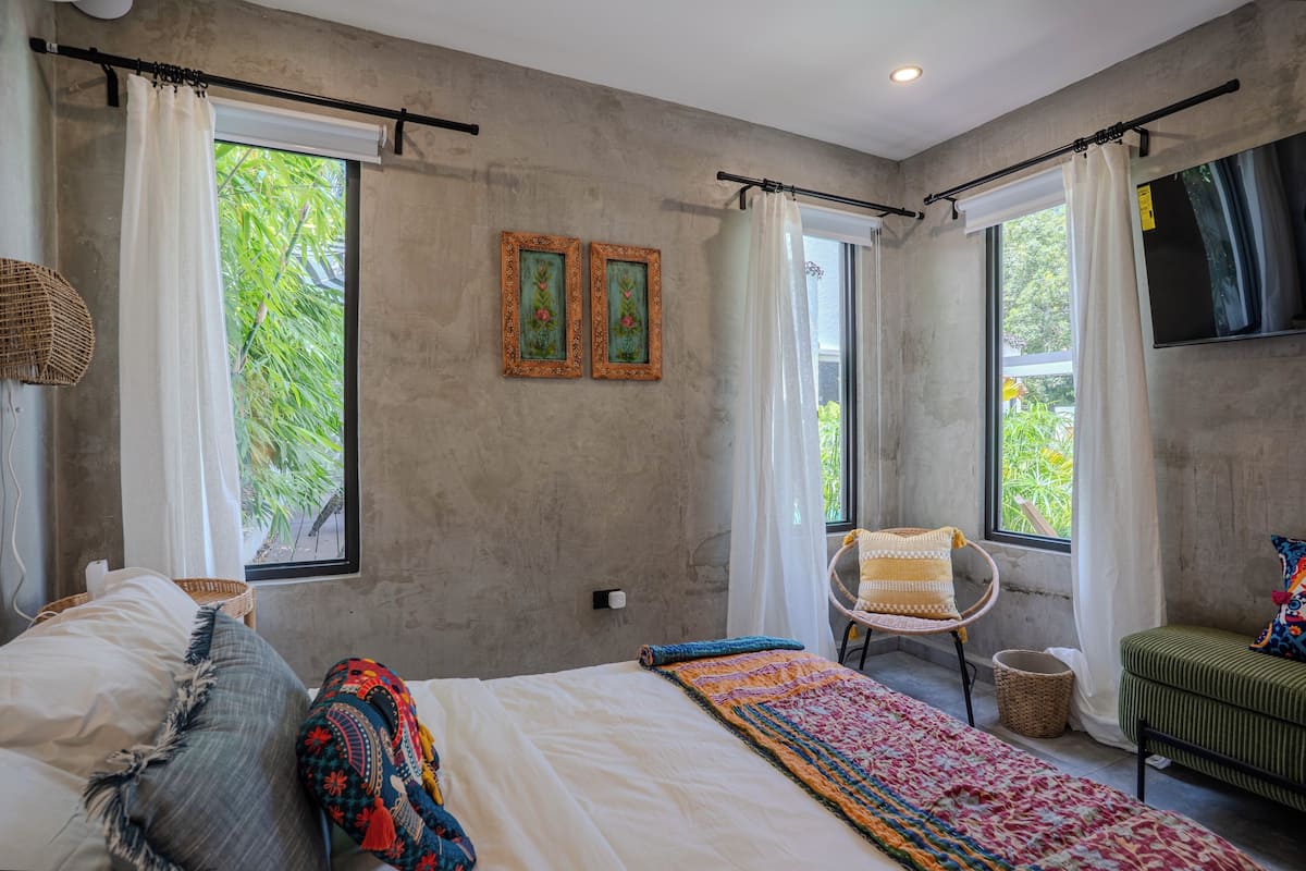 Quarto Individual, vista para a piscina | Cofre no quarto, ferro/tábua de engomar, Wi-fi grátis 