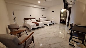 Quarto Duplo de Luxo, 2 camas queen-size, casa de banho anexa, no rés do chão | Secretária, secretária adequada para computadores portáteis 