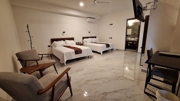 Quarto casal superluxo, 2 camas Queen, suíte, no piso térreo | Escrivaninha, espaço de trabalho para notebook, quartos à prova de som