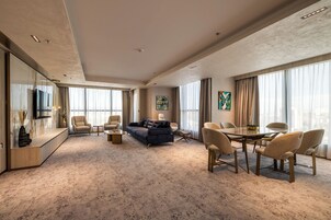 Apartamento Executivo, 1 quarto, varanda, vista para a montanha | Cofre com capacidade para portátil, secretária