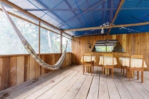 Quarto casal conforto, vista para o jardim | Opções para refeição