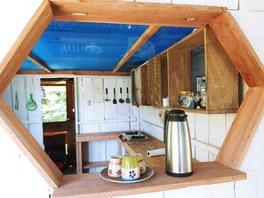 Quarto casal conforto, vista para o jardim | Cozinha compartilhada