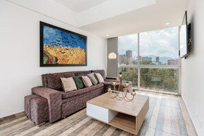 Dúplex Deluxe, varanda, Vista para a cidade | Sala de estar | Smart TV de 50 polegadas com canais por cabo