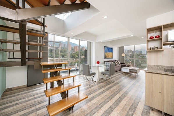 Dúplex Deluxe, varanda, Vista para a cidade | Sala de estar | Smart TV de 50 polegadas com canais por cabo