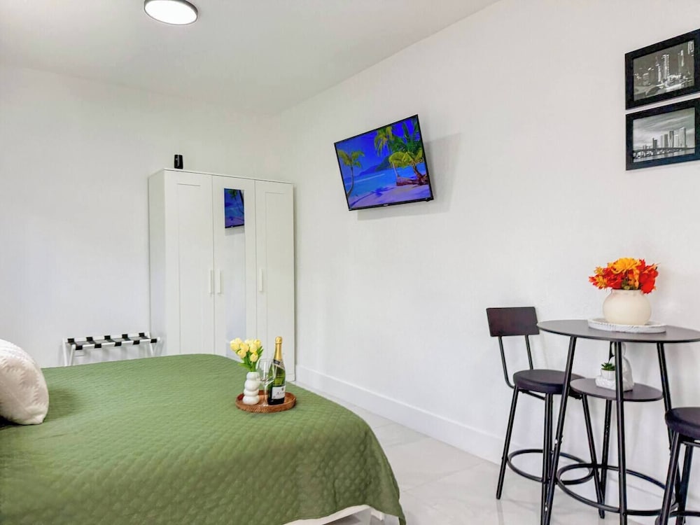 Luxury Suite Studio With Kitchen Spa Shower - Miramar