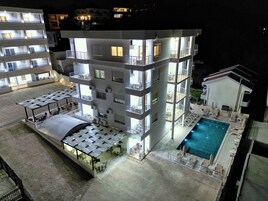 Piscina exterior, da(s) 8:00 à(s) 20:00, toldos gratuitos, guarda-sóis 
