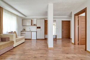 Apartamento de Luxo, cozinha, junto à piscina | Sala | Smart TV, Netflix, base para iPod, base para leitor de MP3 