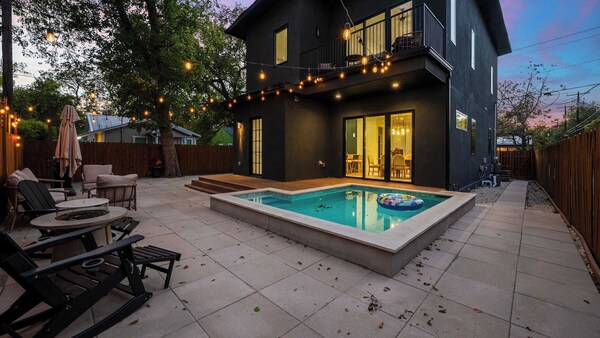 Stylish Home With Firepit & Balcony Steps From Austins Best Near Rainey St, Lady Bird Lake & Downtown The Ashlee By Avantstay - Austin, TX