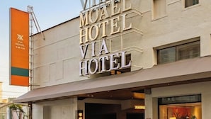 Um hotel com uma placa de destaque que diz 'MOAE HOTEL VIA HOTEL'.