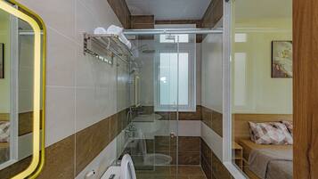 Quarto casal luxo, sacada, vista para o pátio | Cortinas blackout, ferros/tábuas de passar roupa, Wi-Fi de cortesia