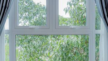 Quarto casal luxo, sacada, vista para o pátio | Cortinas blackout, ferros/tábuas de passar roupa, Wi-Fi de cortesia