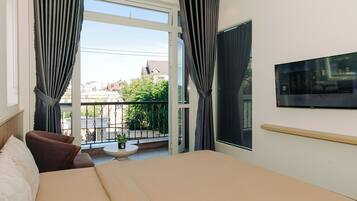 Quarto casal superior, sacada, vista para a cidade | Cortinas blackout, ferros/tábuas de passar roupa, Wi-Fi de cortesia