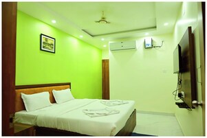 Roupas de cama antialérgicas, escrivaninha, quartos à prova de som