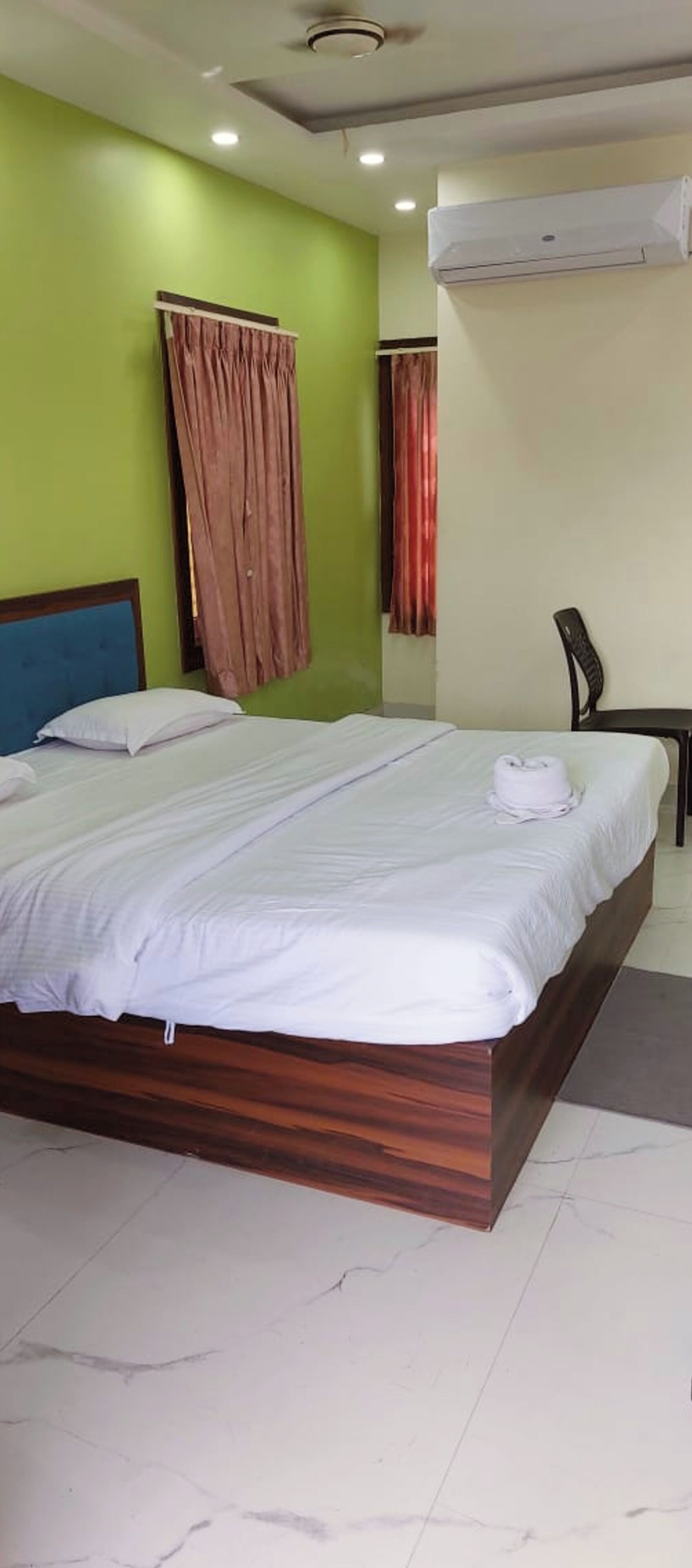 Quarto casal luxo, ar-condicionado | Roupas de cama antialérgicas, escrivaninha, quartos à prova de som