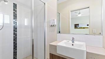 Quarto Twin Executivo | Casa de banho | Um polibã, artigos de higiene pessoal grátis, um secador de cabelo