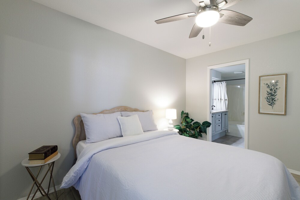 New! No Steps...Sunlit Gated Villa on McCormick Lake & Camelback Trail ...