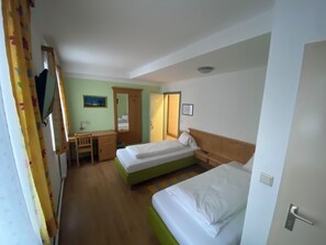 Quarto Twin Standard, vista para o jardim | Secretária, ferro/tábua de engomar, Wi-fi grátis