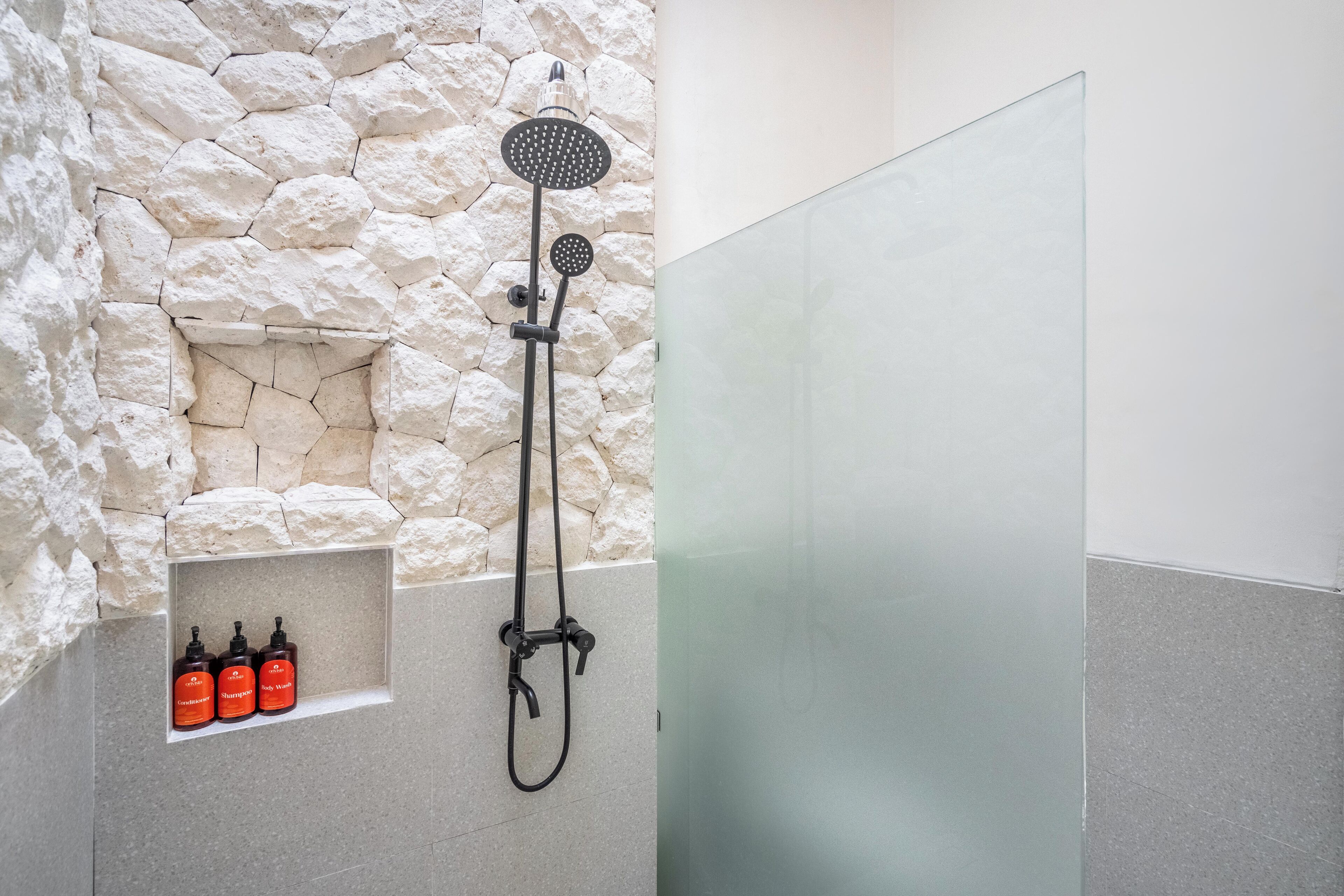 Villa Deluxe, 2 quartos, vista para a piscina, junto à piscina | Casa de banho | Um polibã, artigos de higiene pessoal grátis, toalhas fornecidas, sabão 