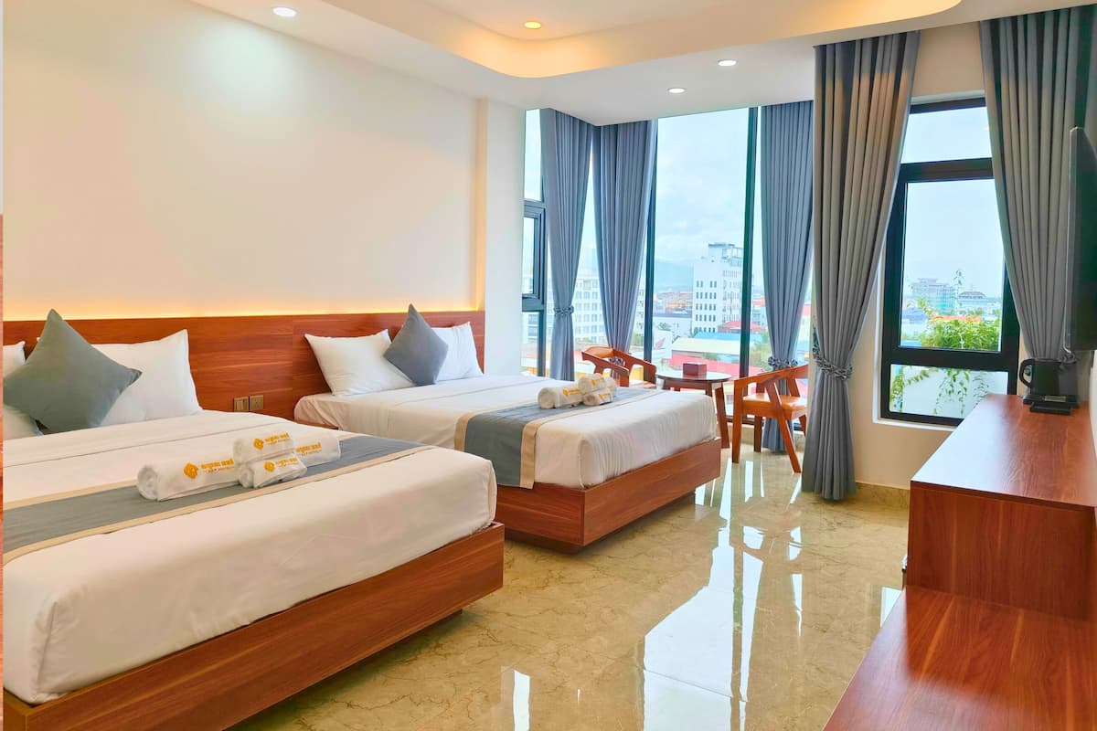 Quarto Twin Deluxe, vista para a montanha | Cofre no quarto, secretária