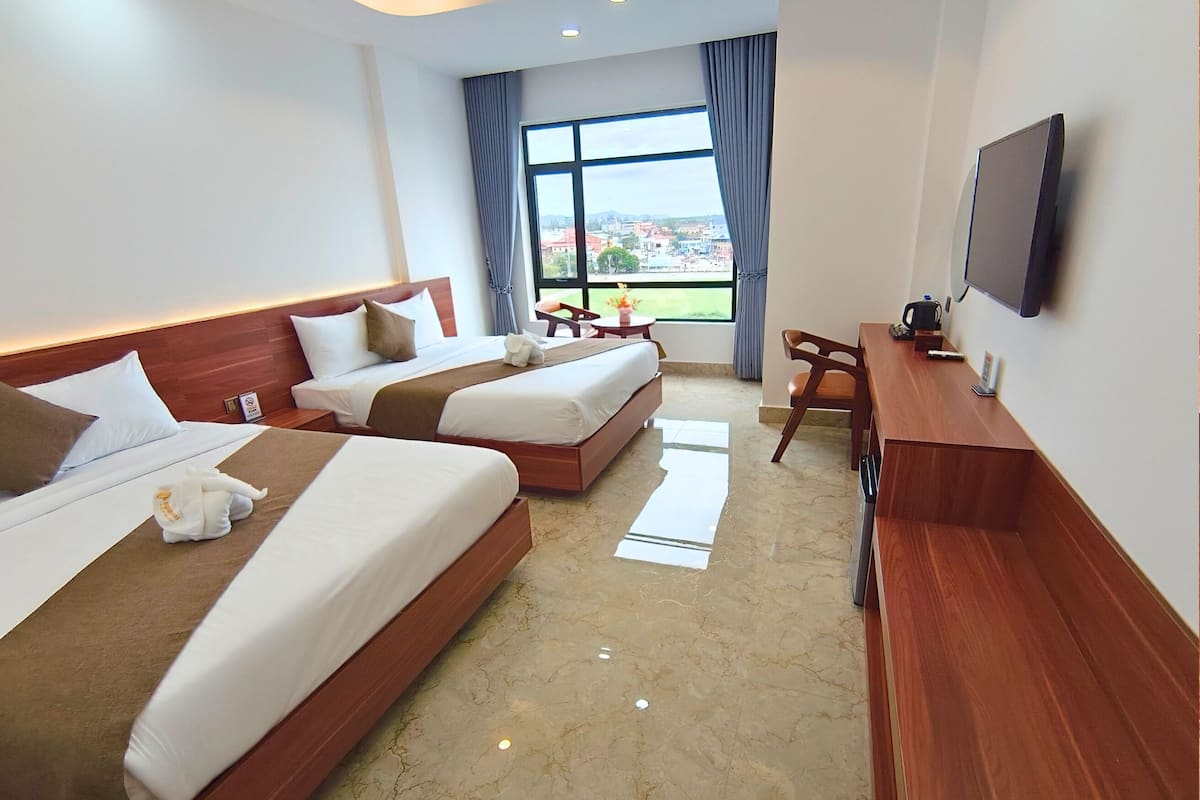 Quarto Twin Deluxe, Vista para a cidade | Cofre no quarto, secretária