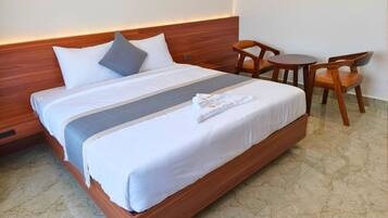 Quarto Duplo Deluxe, vista para a montanha | Cofre no quarto, secretária